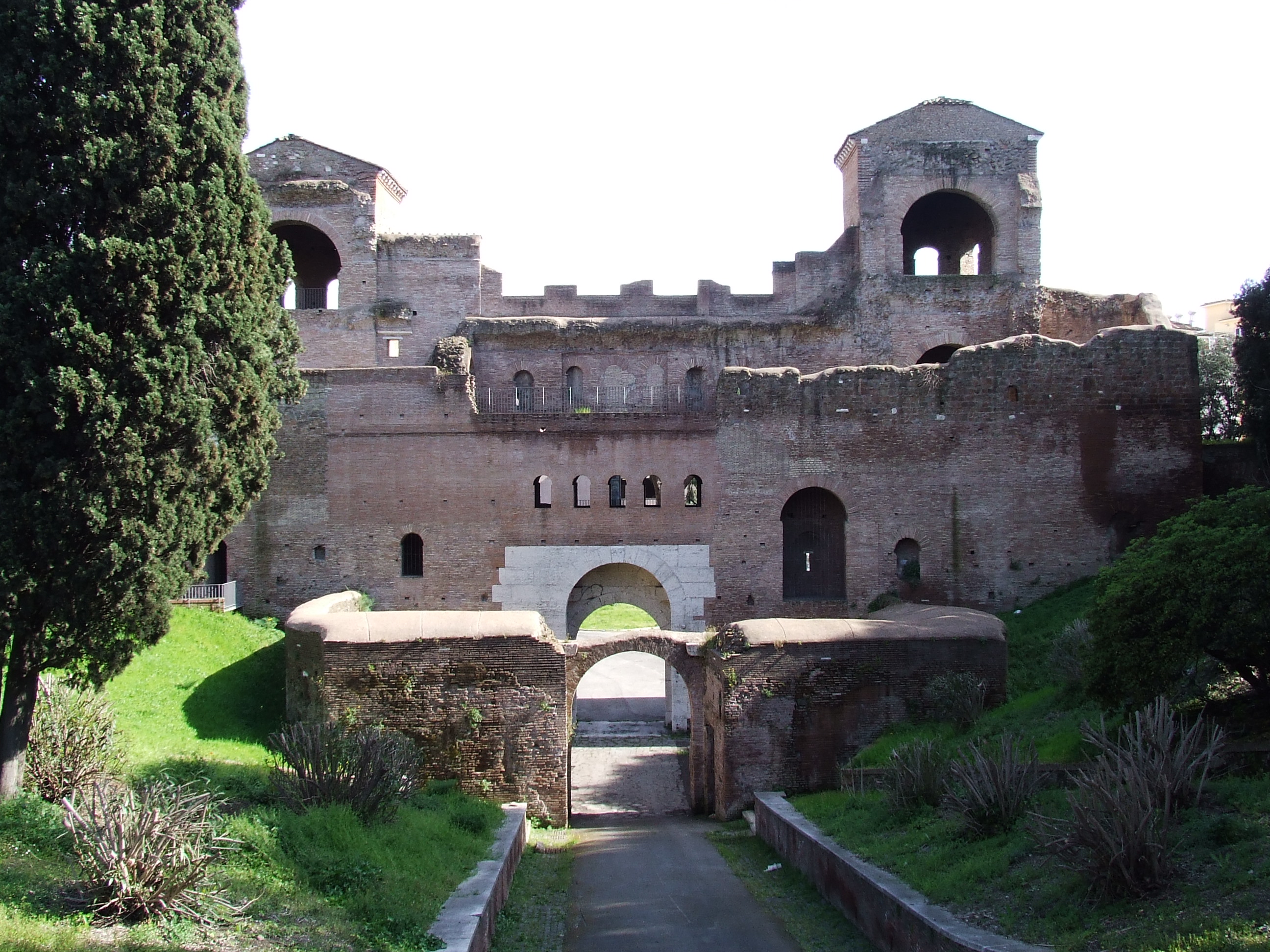 Faire une balade le long des Murs d’Aurélien à Rome - Destination Rome